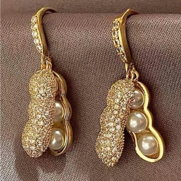 Jewelry | Three Pearls In A Crystal Pod Gold Steel Snap Snow Garden ...